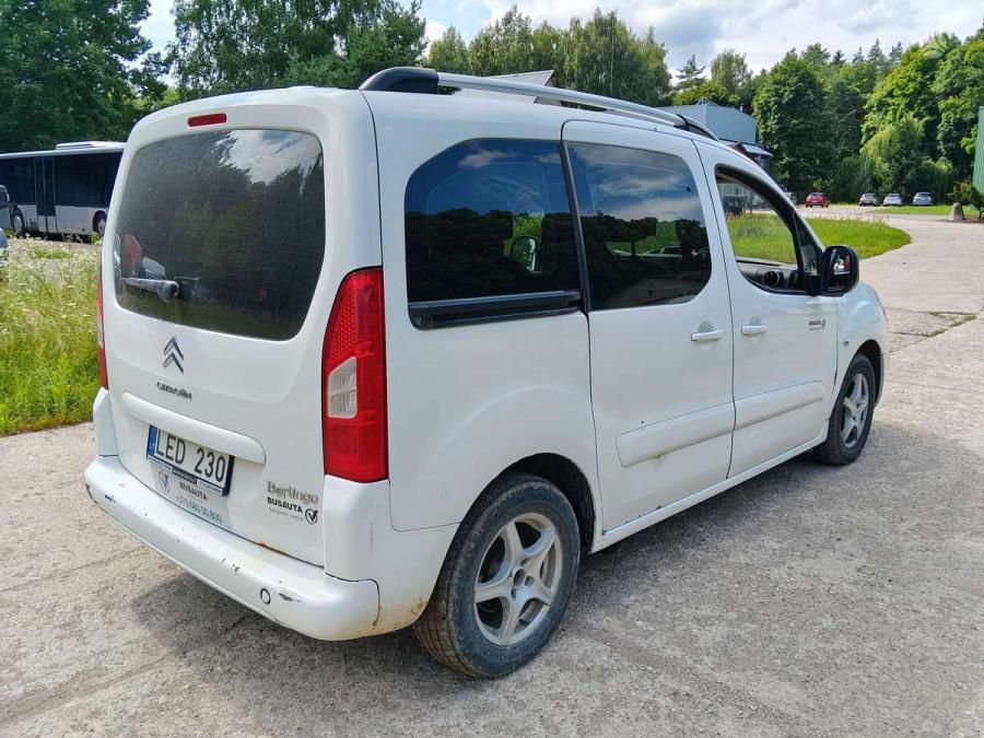 Balts Citroen Berlingo 2012 Panevēža, ar dzinēja tilpumu 1.56 L un nobraukumu 364 tūkst. km par 4150 €, foto 3 vietnē AUTOMOTO.COM.LV