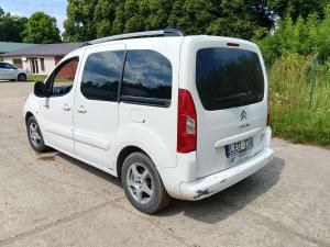 Balts Citroen Berlingo 2012 Panevēža, ar dzinēja tilpumu 1.56 L un nobraukumu 364 tūkst. km par 4150 €, foto 4 vietnē AUTOMOTO.COM.LV