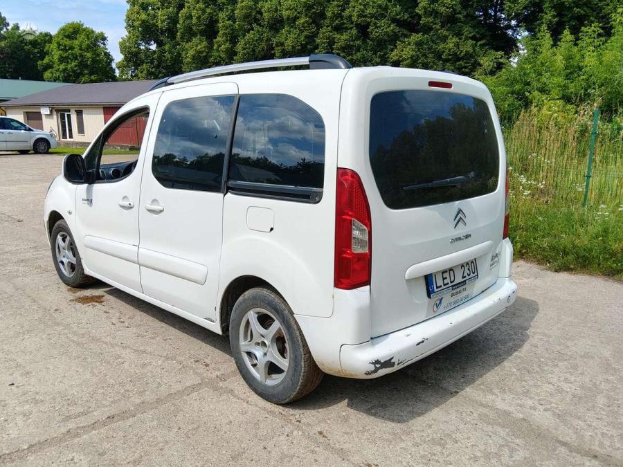 Balts Citroen Berlingo 2012 Panevēža, ar dzinēja tilpumu 1.56 L un nobraukumu 364 tūkst. km par 4150 €, foto 4 vietnē AUTOMOTO.COM.LV