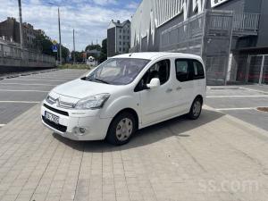 White Citroen Berlingo 2013 in Riga, with an engine capacity of 1.60 L and mileage of 0 thousand km for 1350 €, photo 1 on AUTOMOTO.COM.LV