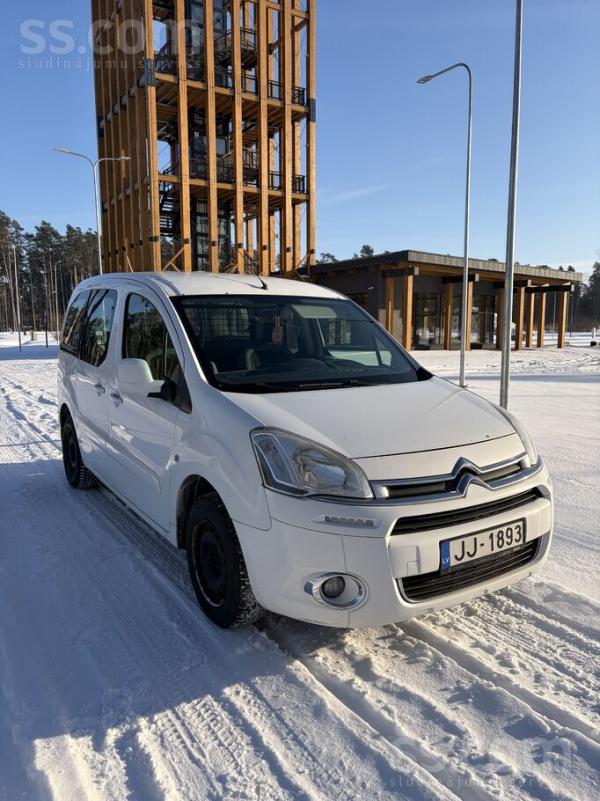 White Citroen Berlingo 2013 in Dobele, with an engine capacity of 1.60 L and mileage of 393 thousand km for 2350 €, photo 1 on AUTOMOTO.COM.LV