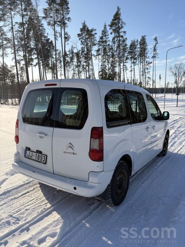 White Citroen Berlingo 2013 in Dobele, with an engine capacity of 1.60 L and mileage of 393 thousand km for 2350 €, photo 2 on AUTOMOTO.COM.LV