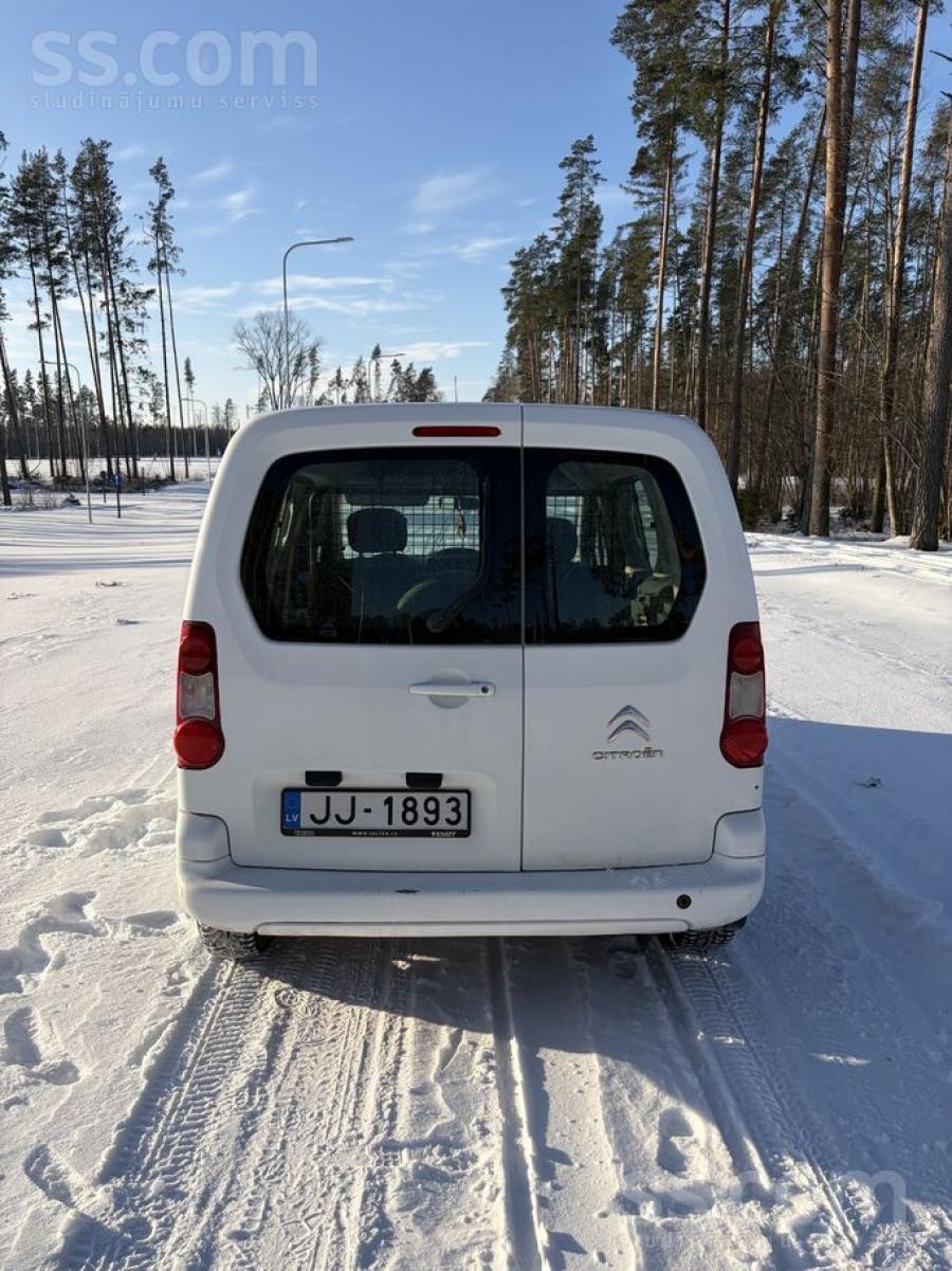 Balts Citroen Berlingo 2013 Dobele, ar dzinēja tilpumu 1.60 L un nobraukumu 393 tūkst. km par 2350 €, foto 4 vietnē AUTOMOTO.COM.LV