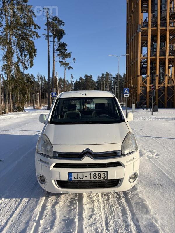 White Citroen Berlingo 2013 in Dobele, with an engine capacity of 1.60 L and mileage of 393 thousand km for 2350 €, photo 5 on AUTOMOTO.COM.LV