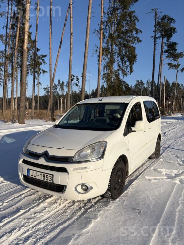 White Citroen Berlingo 2013 in Dobele, with an engine capacity of 1.60 L and mileage of 393 thousand km for 2350 €, photo 6 on AUTOMOTO.COM.LV
