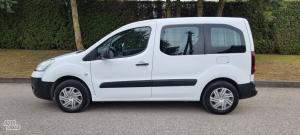 White Citroen Berlingo 2013 in Kedainiai, with an engine capacity of 1.60 L and mileage of 225 thousand km for 3299 €, photo 7 on AUTOMOTO.COM.LV