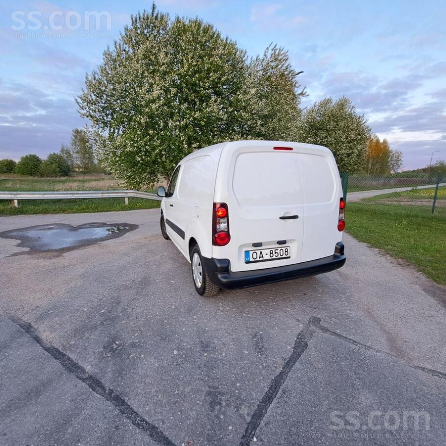 White Citroen Berlingo 2014 in Riga, with an engine capacity of 1.60 L and mileage of 154 thousand km for 2350 €, photo 2 on AUTOMOTO.COM.LV