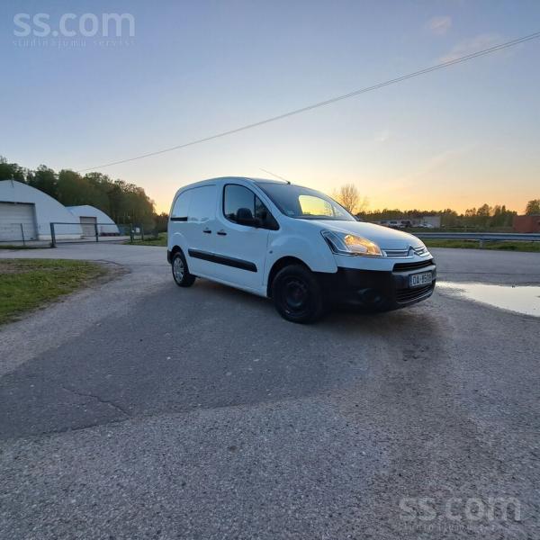 Balts Citroen Berlingo 2014 Rīga, ar dzinēja tilpumu 1.60 L un nobraukumu 154 tūkst. km par 2350 €, foto 3 vietnē AUTOMOTO.COM.LV