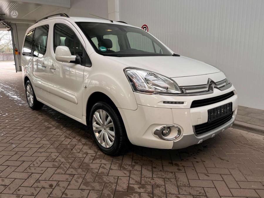 White Citroen Berlingo 2015 in Kaunas, with an engine capacity of 1.60 L and mileage of 227 thousand km for 4400 €, photo 1 on AUTOMOTO.COM.LV
