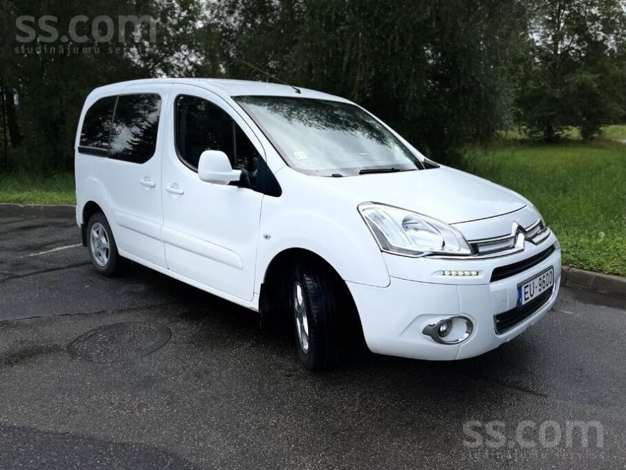 White Citroen Berlingo 2015 in Riga, with an engine capacity of 1.60 L and mileage of 285 thousand km for 5400 €, photo 3 on AUTOMOTO.COM.LV