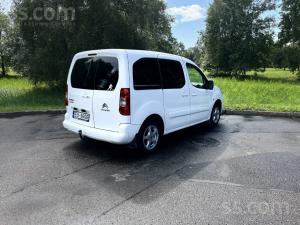 White Citroen Berlingo 2015 in Riga, with an engine capacity of 1.60 L and mileage of 285 thousand km for 5400 €, photo 8 on AUTOMOTO.COM.LV