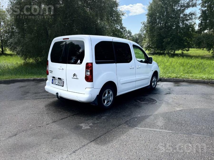 White Citroen Berlingo 2015 in Riga, with an engine capacity of 1.60 L and mileage of 285 thousand km for 5400 €, photo 8 on AUTOMOTO.COM.LV