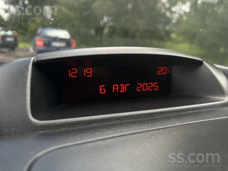 White Citroen Berlingo 2015 in Riga, with an engine capacity of 1.60 L and mileage of 285 thousand km for 5400 €, photo 10 on AUTOMOTO.COM.LV