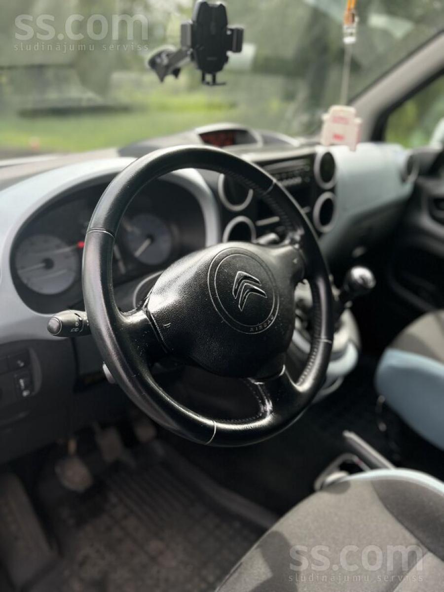 White Citroen Berlingo 2015 in Riga, with an engine capacity of 1.60 L and mileage of 285 thousand km for 5400 €, photo 12 on AUTOMOTO.COM.LV