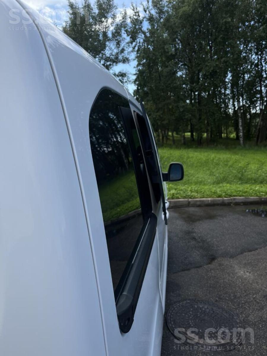 White Citroen Berlingo 2015 in Riga, with an engine capacity of 1.60 L and mileage of 285 thousand km for 5400 €, photo 17 on AUTOMOTO.COM.LV