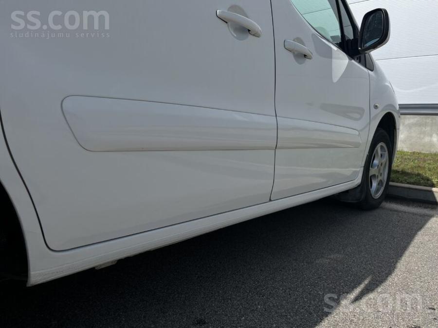 White Citroen Berlingo 2015 in Riga, with an engine capacity of 1.60 L and mileage of 285 thousand km for 5400 €, photo 18 on AUTOMOTO.COM.LV