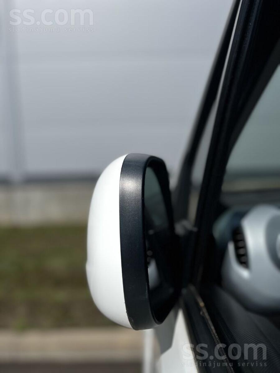 White Citroen Berlingo 2015 in Riga, with an engine capacity of 1.60 L and mileage of 285 thousand km for 5400 €, photo 21 on AUTOMOTO.COM.LV