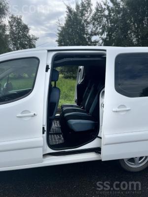 White Citroen Berlingo 2015 in Riga, with an engine capacity of 1.60 L and mileage of 285 thousand km for 5400 €, photo 24 on AUTOMOTO.COM.LV