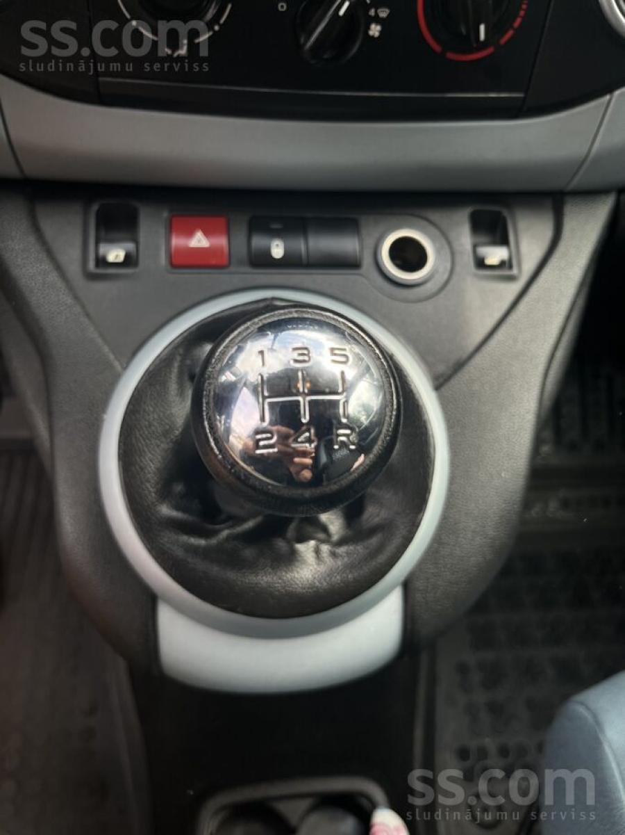 White Citroen Berlingo 2015 in Riga, with an engine capacity of 1.60 L and mileage of 285 thousand km for 5400 €, photo 26 on AUTOMOTO.COM.LV
