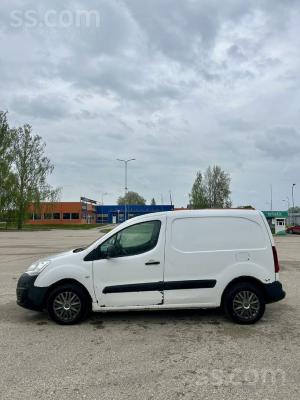 White Citroen Berlingo 2016 in Valka, with an engine capacity of 1.60 L and mileage of 362 thousand km for 1800 €, photo 3 on AUTOMOTO.COM.LV