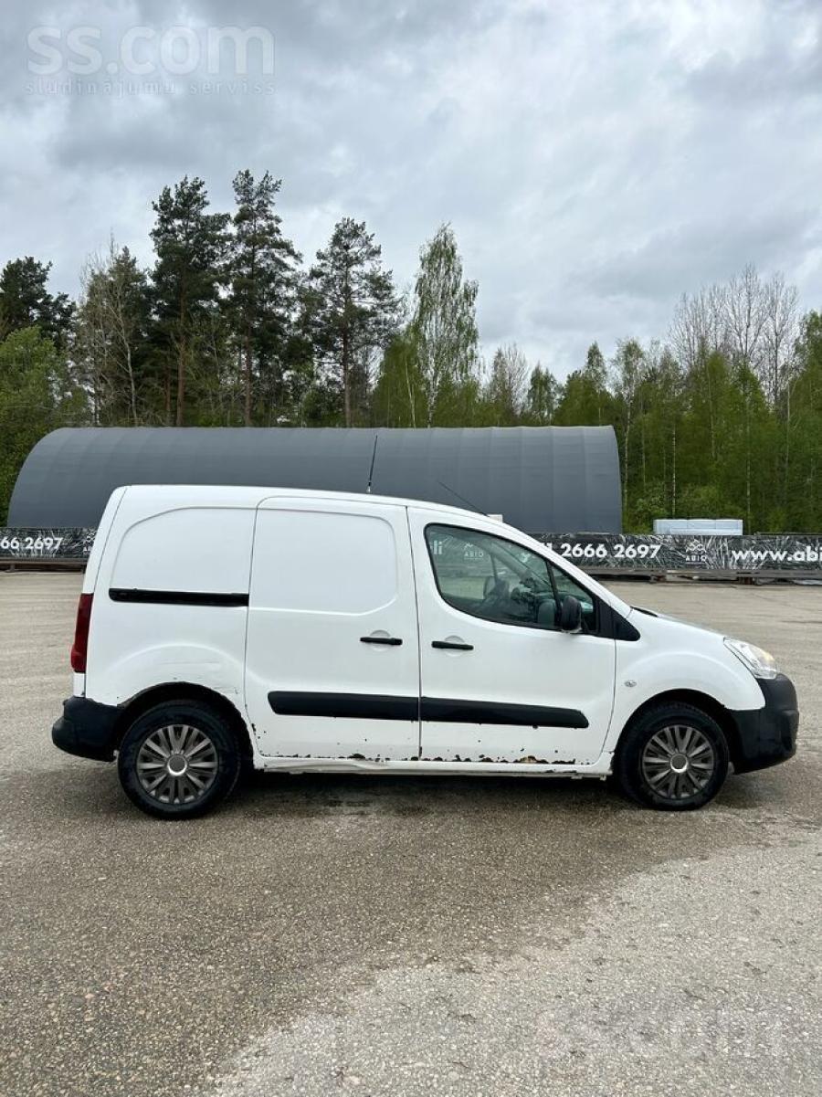White Citroen Berlingo 2016 in Valka, with an engine capacity of 1.60 L and mileage of 362 thousand km for 1800 €, photo 4 on AUTOMOTO.COM.LV