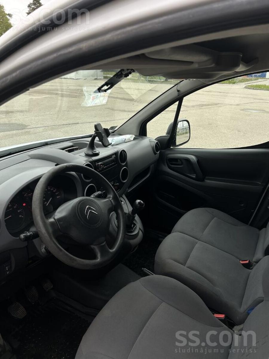 White Citroen Berlingo 2016 in Valka, with an engine capacity of 1.60 L and mileage of 362 thousand km for 1800 €, photo 6 on AUTOMOTO.COM.LV