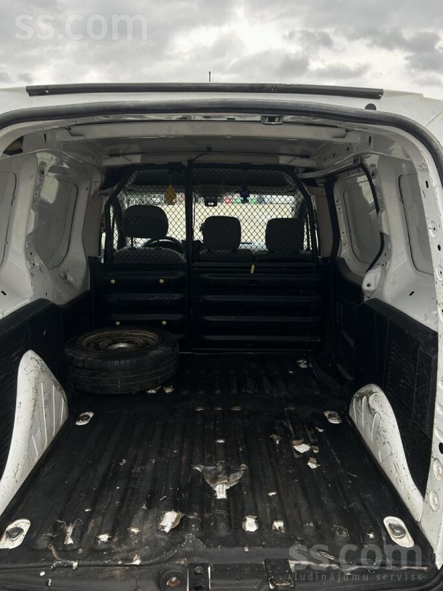 White Citroen Berlingo 2016 in Valka, with an engine capacity of 1.60 L and mileage of 362 thousand km for 1800 €, photo 7 on AUTOMOTO.COM.LV
