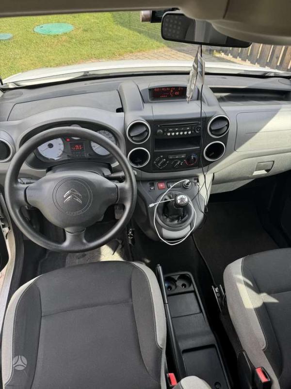 White Citroen Berlingo 2016 in Klaipeda, with an engine capacity of 1.56 L and mileage of 213 thousand km for 3650 €, photo 6 on AUTOMOTO.COM.LV