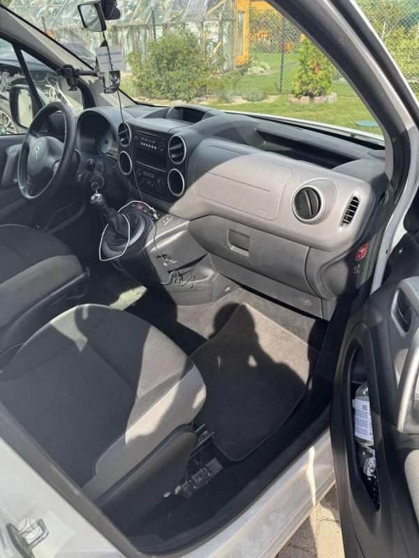 White Citroen Berlingo 2016 in Klaipeda, with an engine capacity of 1.56 L and mileage of 213 thousand km for 3650 €, photo 9 on AUTOMOTO.COM.LV