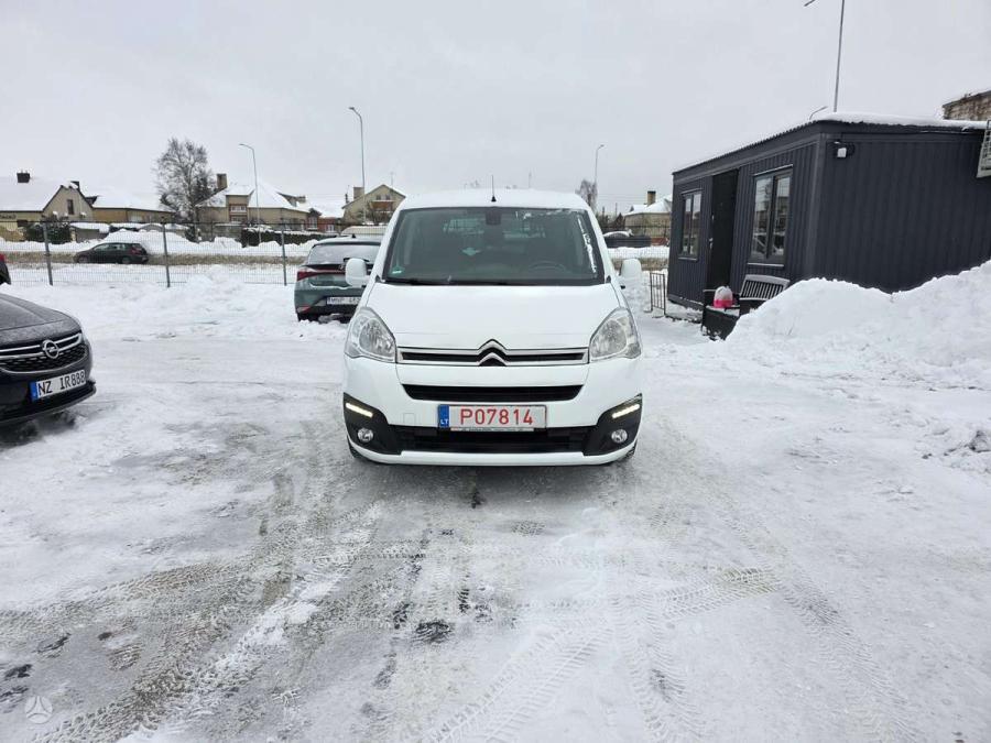 White Citroen Berlingo 2017 in Siauliai, with an engine capacity of 1.56 L and mileage of 200 thousand km for 6900 €, photo 3 on AUTOMOTO.COM.LV