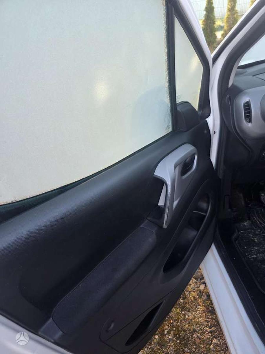 White Citroen Berlingo 2018 in Vilnius, with an engine capacity of 1.56 L and mileage of 260 thousand km for 5555 €, photo 8 on AUTOMOTO.COM.LV