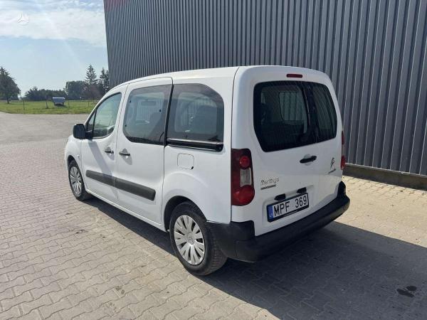 White Citroen Berlingo 2018 in Kaunas, with an engine capacity of 1.56 L and mileage of 291 thousand km for 3800 €, photo 4 on AUTOMOTO.COM.LV