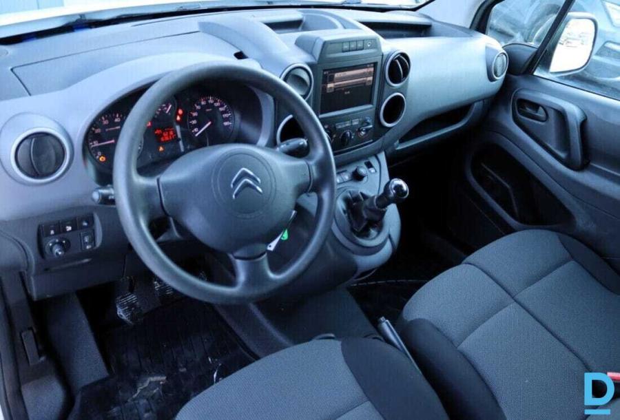 White Citroen Berlingo 2018 in Riga, with an engine capacity of 1.60 L and mileage of 164 thousand km for 7000 €, photo 3 on AUTOMOTO.COM.LV