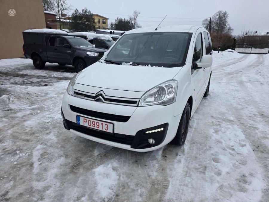 White Citroen Berlingo 2018 in Vilnius, with an engine capacity of 1.60 L and mileage of 259 thousand km for 4999 €, photo 1 on AUTOMOTO.COM.LV