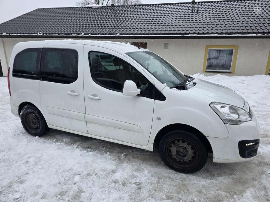 White Citroen Berlingo 2018 in Vilnius, with an engine capacity of 1.60 L and mileage of 259 thousand km for 4999 €, photo 3 on AUTOMOTO.COM.LV