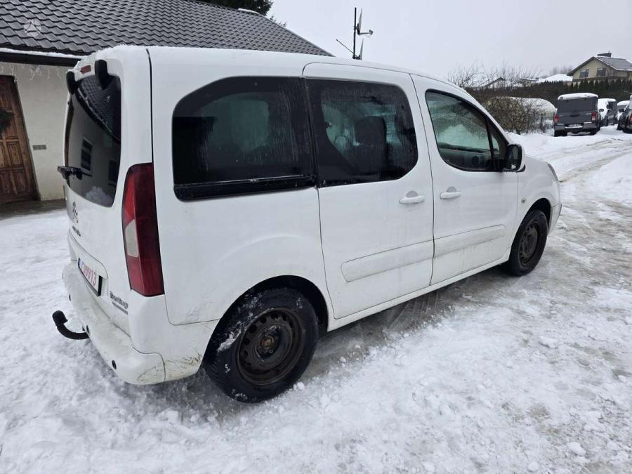 White Citroen Berlingo 2018 in Vilnius, with an engine capacity of 1.60 L and mileage of 259 thousand km for 4999 €, photo 4 on AUTOMOTO.COM.LV