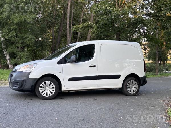 Citroen Berlingo 2018 Rīga vietnē Balts Citroen Berlingo 2018 Rīga, ar dzinēja tilpumu 1.60 L un nobraukumu 149 tūkst. km par 4200 €, foto 3 vietnē AUTOMOTO.COM.LV
