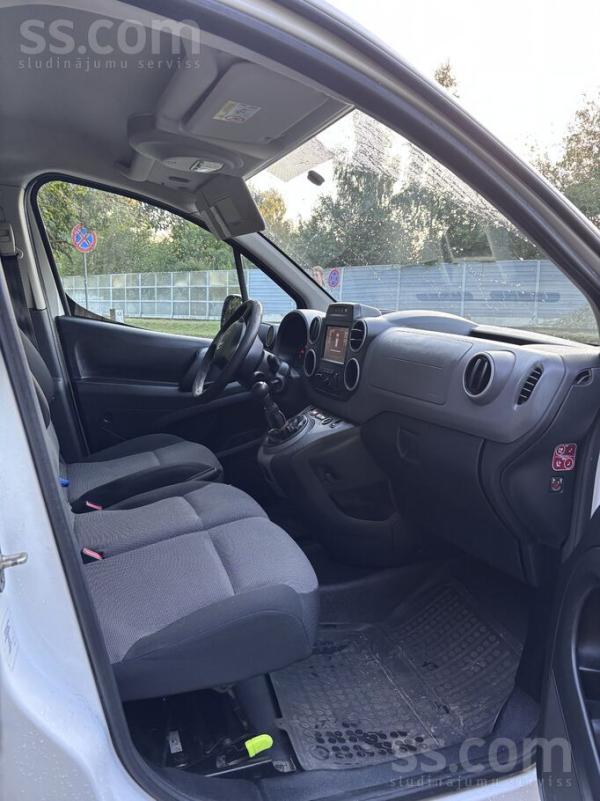 Citroen Berlingo 2018 Rīga vietnē Balts Citroen Berlingo 2018 Rīga, ar dzinēja tilpumu 1.60 L un nobraukumu 149 tūkst. km par 4200 €, foto 8 vietnē AUTOMOTO.COM.LV