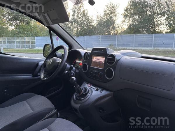Citroen Berlingo 2018 Rīga vietnē Balts Citroen Berlingo 2018 Rīga, ar dzinēja tilpumu 1.60 L un nobraukumu 149 tūkst. km par 4200 €, foto 10 vietnē AUTOMOTO.COM.LV