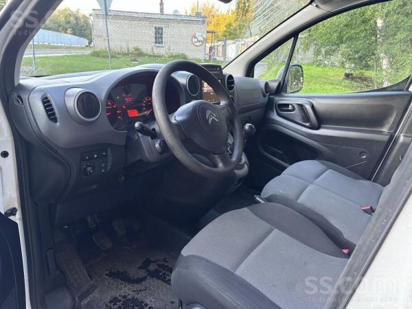 Citroen Berlingo 2018 Rīga vietnē Balts Citroen Berlingo 2018 Rīga, ar dzinēja tilpumu 1.60 L un nobraukumu 149 tūkst. km par 4200 €, foto 11 vietnē AUTOMOTO.COM.LV