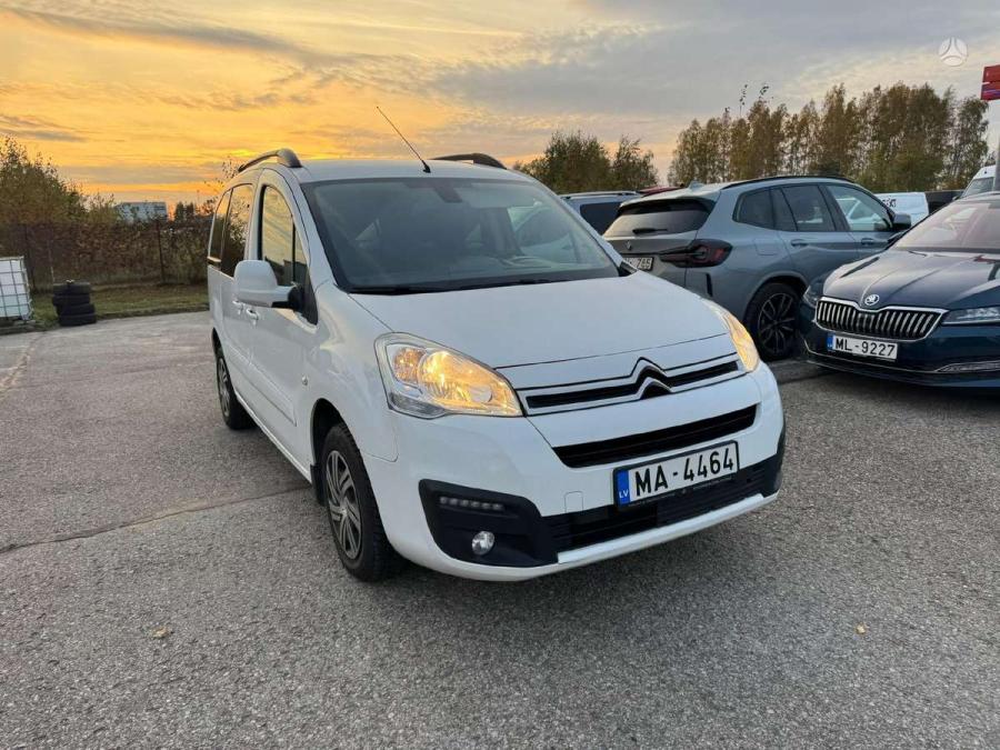 White Citroen Berlingo 2019 in Riga, with an engine capacity of 1.56 L and mileage of 146 thousand km for 5200 €, photo 3 on AUTOMOTO.COM.LV
