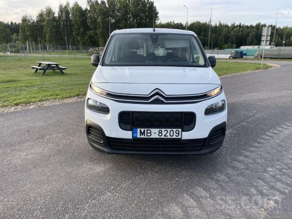 White Citroen Berlingo 2019 in Riga, with an engine capacity of 1.50 L and mileage of 251 thousand km for 6600 €, photo 3 on AUTOMOTO.COM.LV