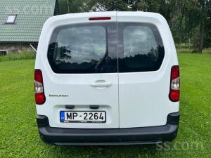 White Citroen Berlingo 2020 in Valmiera, with an engine capacity of 1.50 L and mileage of 145 thousand km for 9995 €, photo 4 on AUTOMOTO.COM.LV