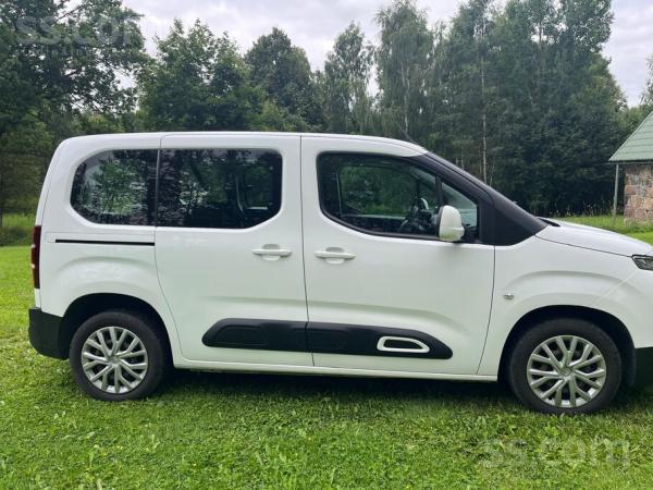 White Citroen Berlingo 2020 in Valmiera, with an engine capacity of 1.50 L and mileage of 145 thousand km for 9995 €, photo 4 on AUTOMOTO.COM.LV