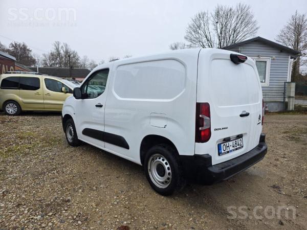 White Citroen Berlingo 2021 in Rezekne, with an engine capacity of 1.50 L and mileage of 0 thousand km for 7950 €, photo 5 on AUTOMOTO.COM.LV