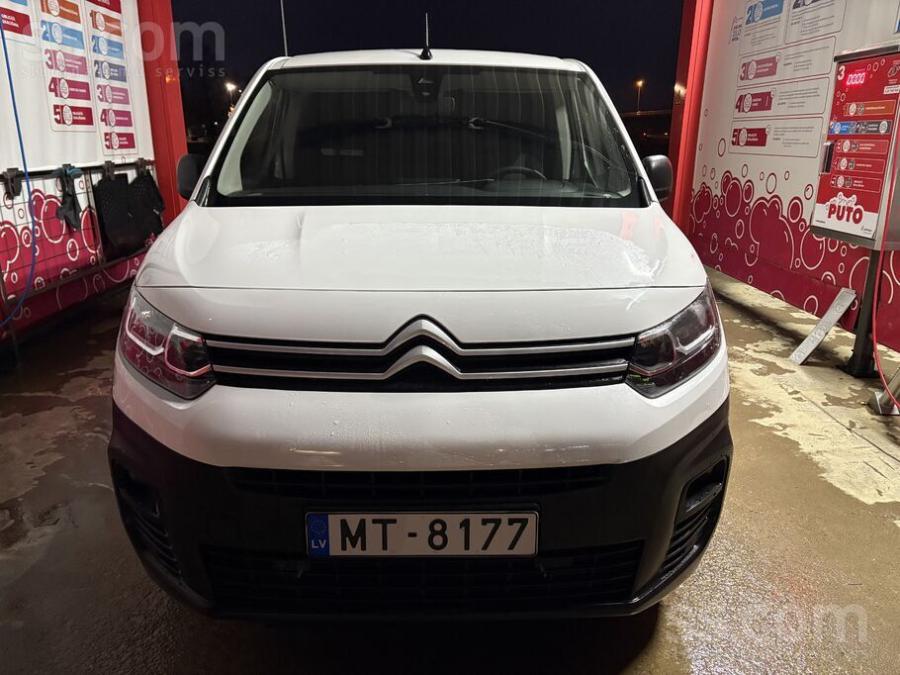 White Citroen Berlingo 2021 in Riga, with an engine capacity of 1.50 L and mileage of 157 thousand km for 7900 €, photo 5 on AUTOMOTO.COM.LV