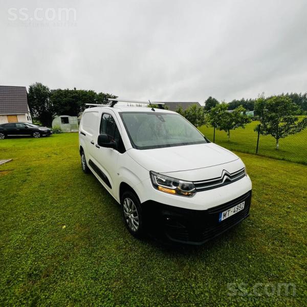 White Citroen Berlingo 2021 in Riga, with an engine capacity of 1.50 L and mileage of 175 thousand km for 9500 €, photo 1 on AUTOMOTO.COM.LV