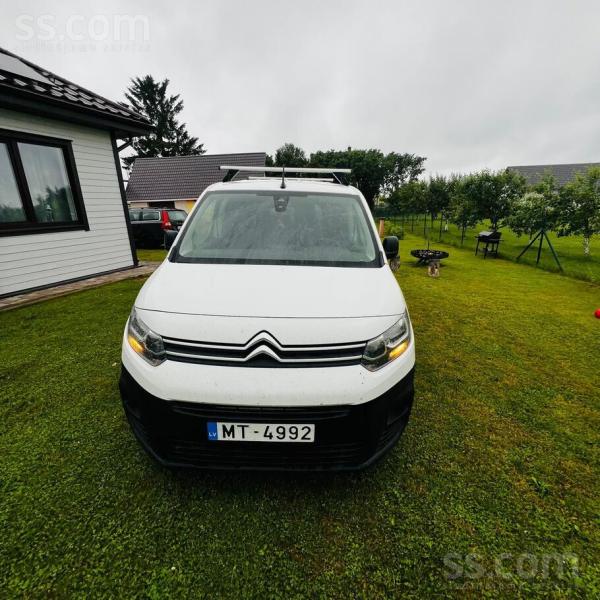 White Citroen Berlingo 2021 in Riga, with an engine capacity of 1.50 L and mileage of 175 thousand km for 9500 €, photo 2 on AUTOMOTO.COM.LV