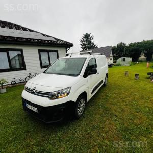 White Citroen Berlingo 2021 in Riga, with an engine capacity of 1.50 L and mileage of 175 thousand km for 9500 €, photo 4 on AUTOMOTO.COM.LV
