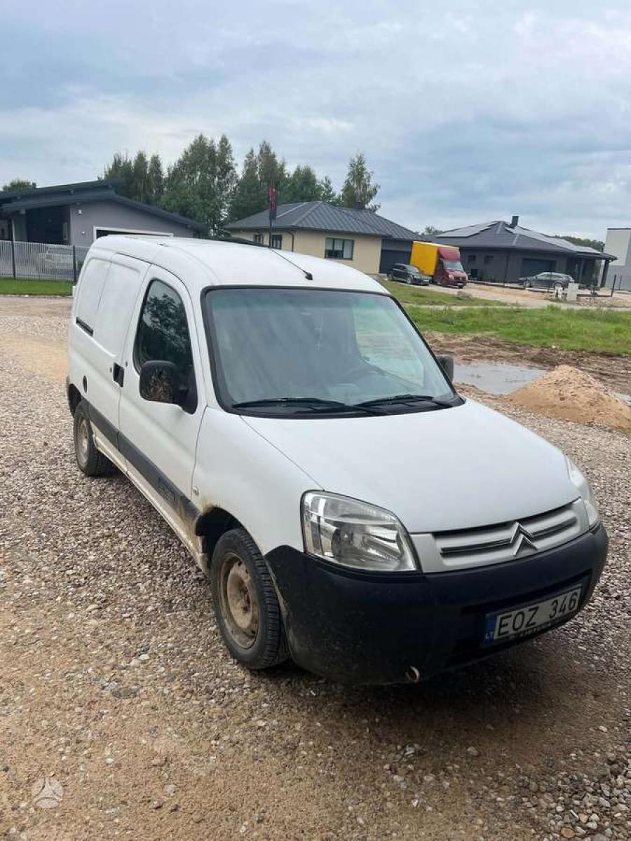 White Citroen Berlingo 2011 in Vilnius, with an engine capacity of 1.56 L and mileage of 194 thousand km for 1300 €, photo 3 on AUTOMOTO.COM.LV
